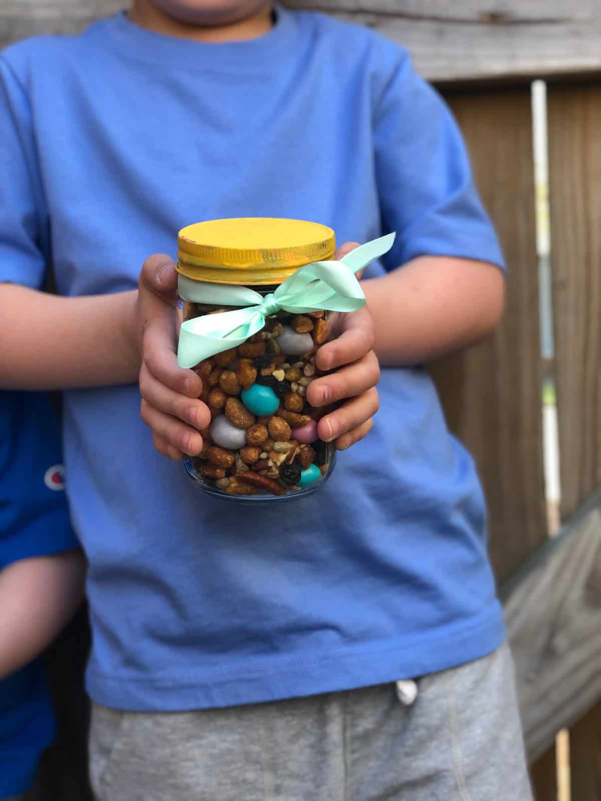 How to Decorate Mason Jars for Gifts - Home Sweet Harps